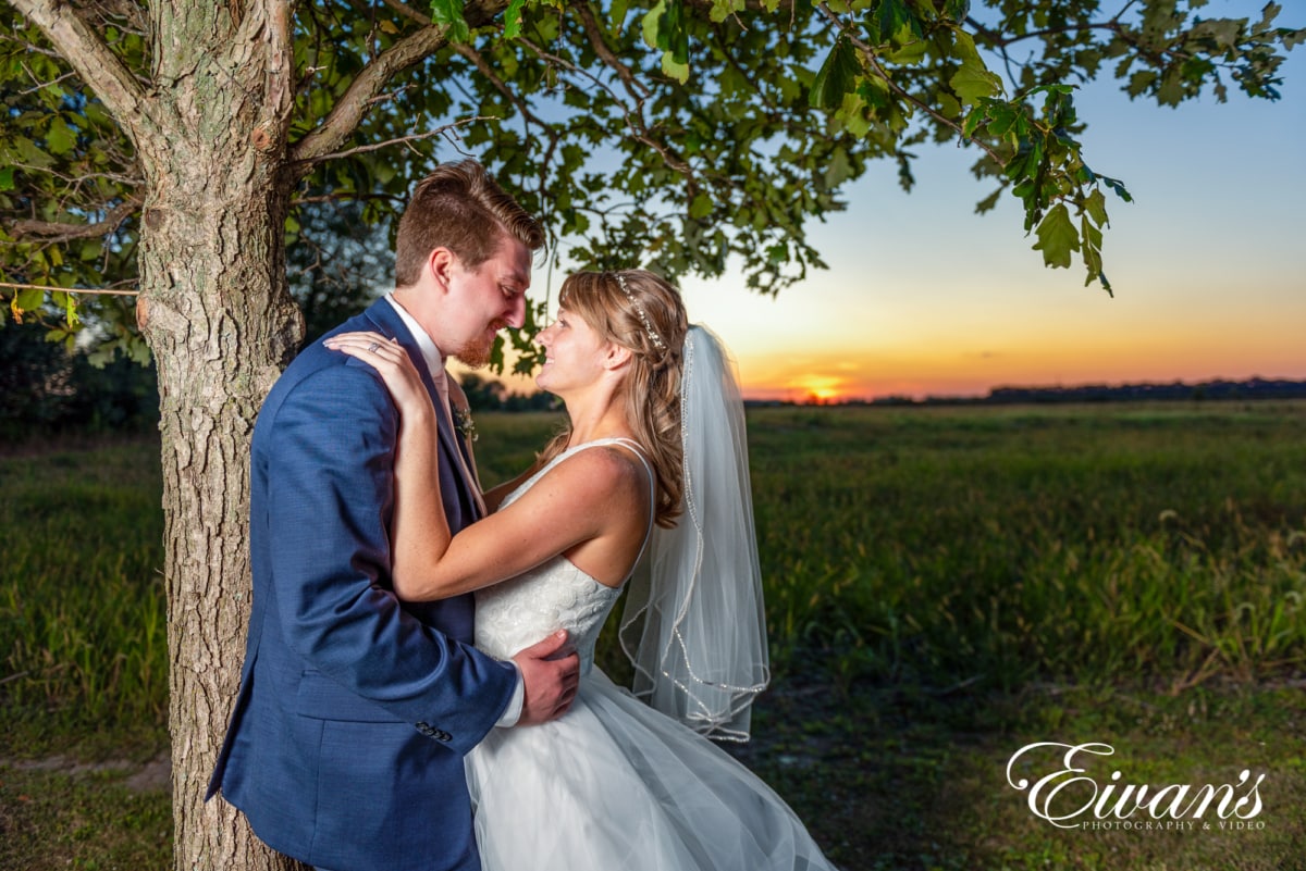 20 Amazing and Elegant Outdoor Wedding Photography Ideas.