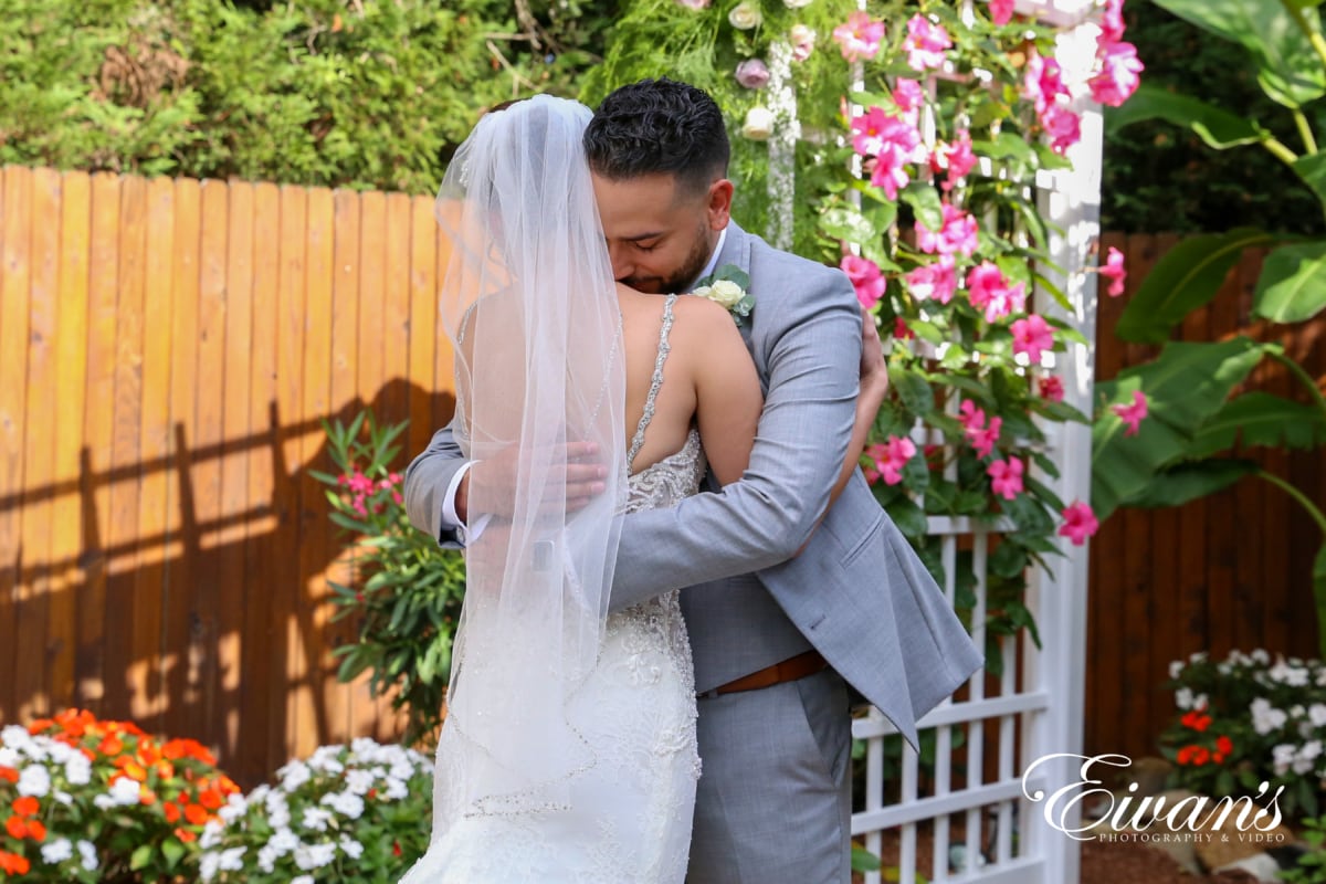 5 Beautiful First Look Wedding Ideas